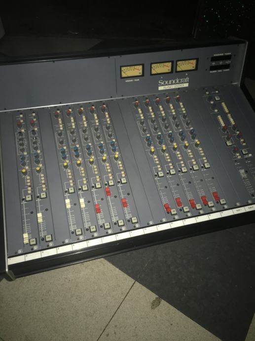 Radijska vrhunska miza Soundcraft SAC 200