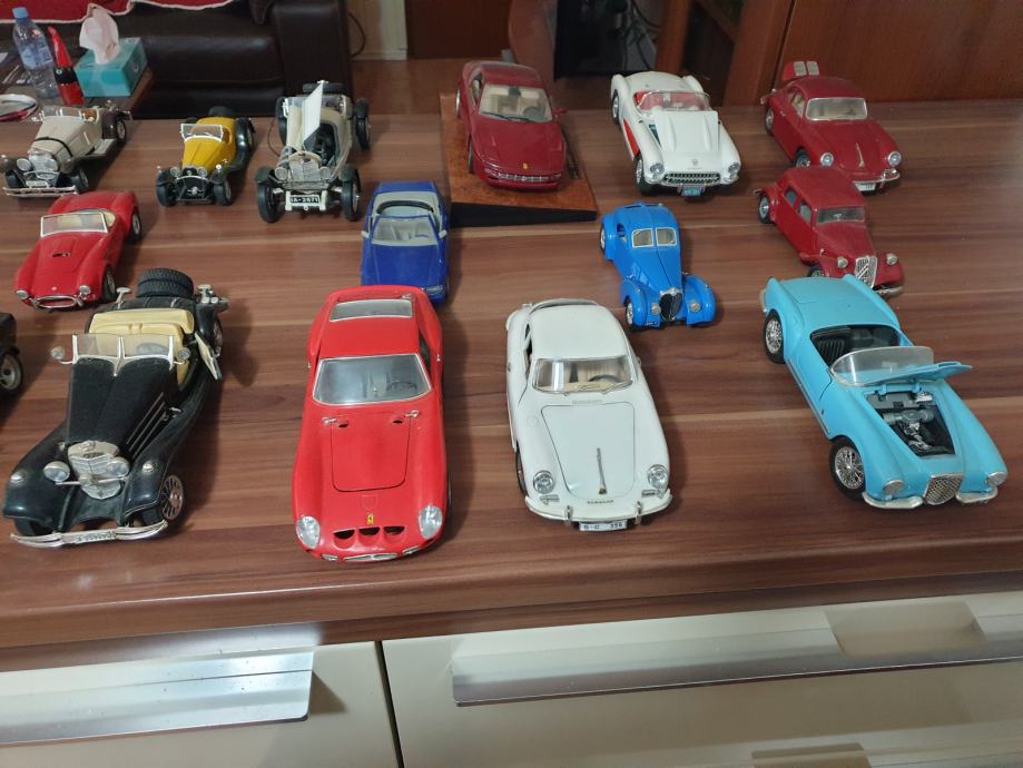 Modelcki starih avtomobilov in motorjev