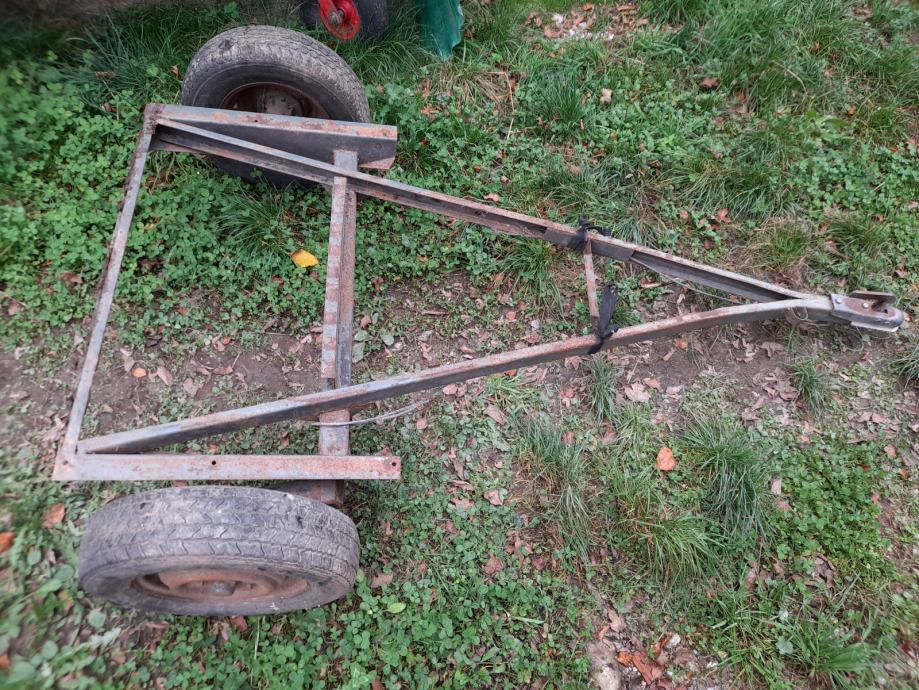 Podvozje avtomobilske prikolice