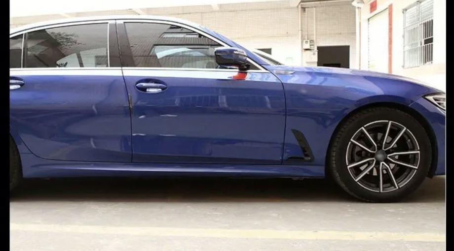 ABS okrasni stranski letaki za BMW serija 3 g20 v piano black barvi