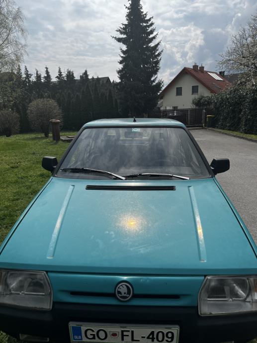 Škoda favorit rezervni deli-vlečna kljuka, armortizerji, luči,motor