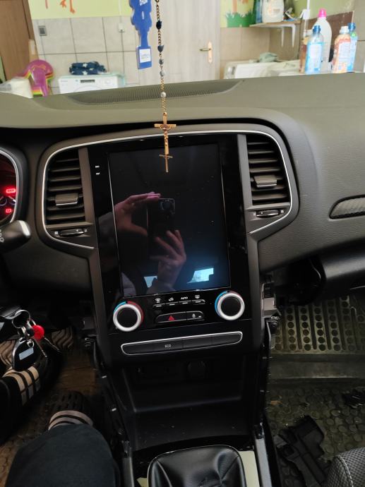 Prodam čisto nov touch screen avtoradio za Renault + zadnja kamera