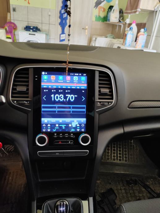 Prodam čisto nov touch screen avtoradio za Renault + zadnja kamera