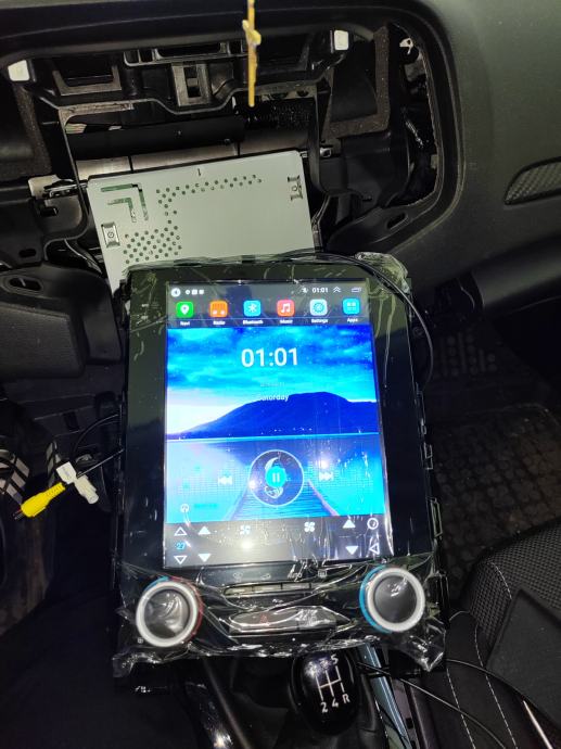 Prodam čisto nov touch screen avtoradio za Renault + zadnja kamera