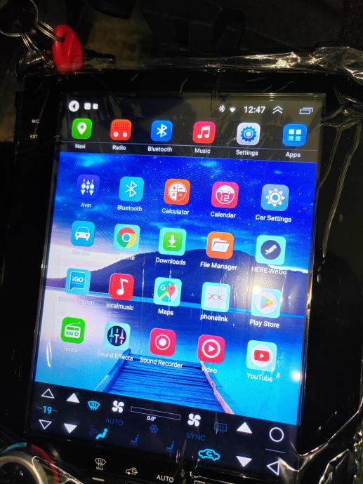Prodam čisto nov touch screen avtoradio za Renault + zadnja kamera