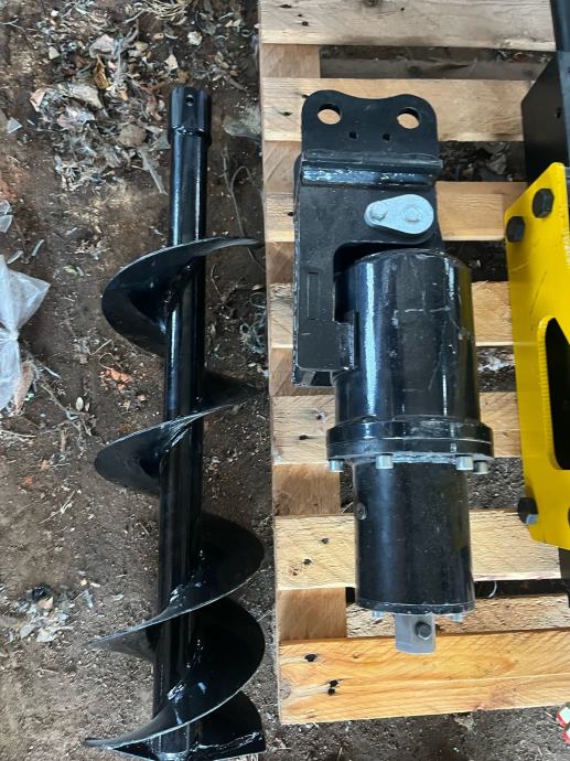mini bager 1.1t (cekic, svrdlo, planirka)