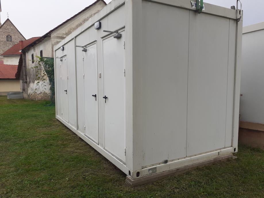Bivalni kontejner s sanitarijami in nadstreškom