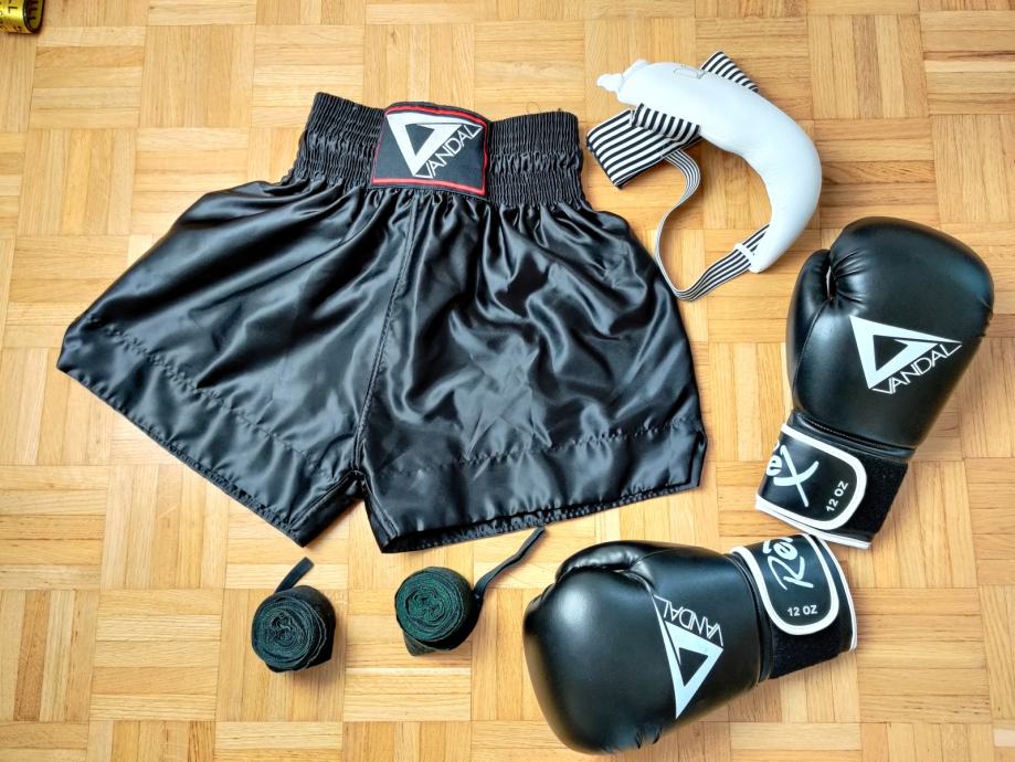 PODARIM opremo za kickbox (rokavice, kratke hlače, ščitnik za dimlje)