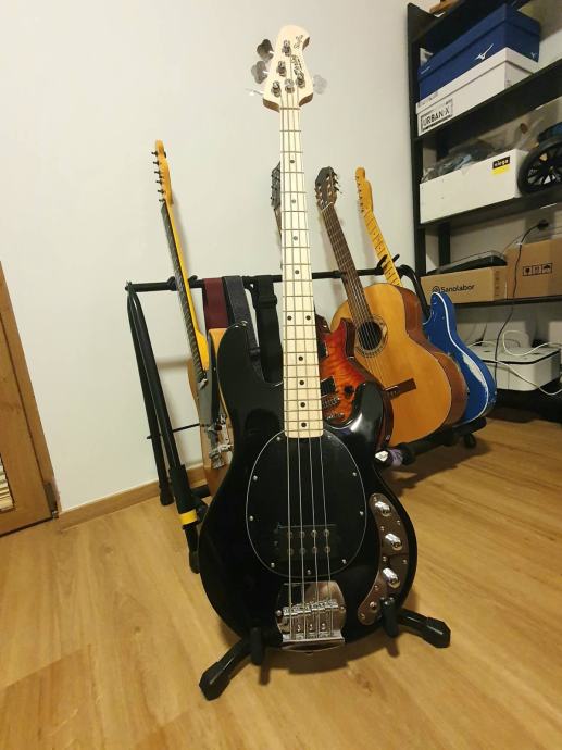 Bass kitara: Sterling by Music Man S.U.B. Sting Ray 4 BK