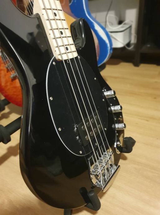 Bass kitara: Sterling by Music Man S.U.B. Sting Ray 4 BK