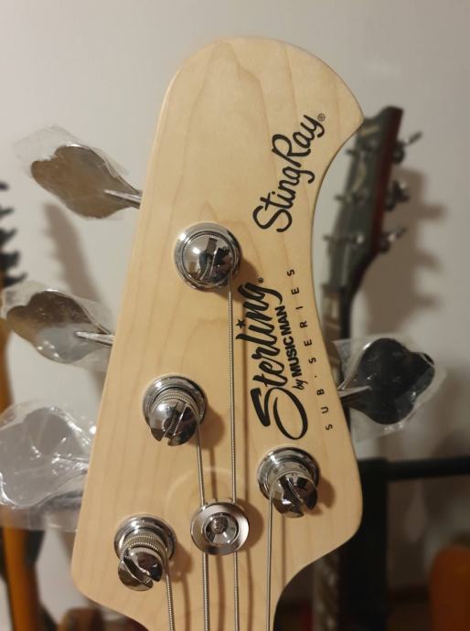 Bass kitara: Sterling by Music Man S.U.B. Sting Ray 4 BK