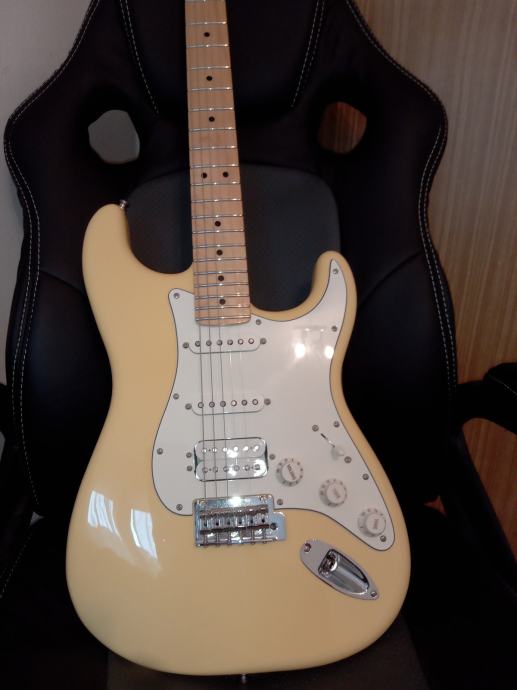 električna kitara Fender Player stratocaster HSS kot nova!