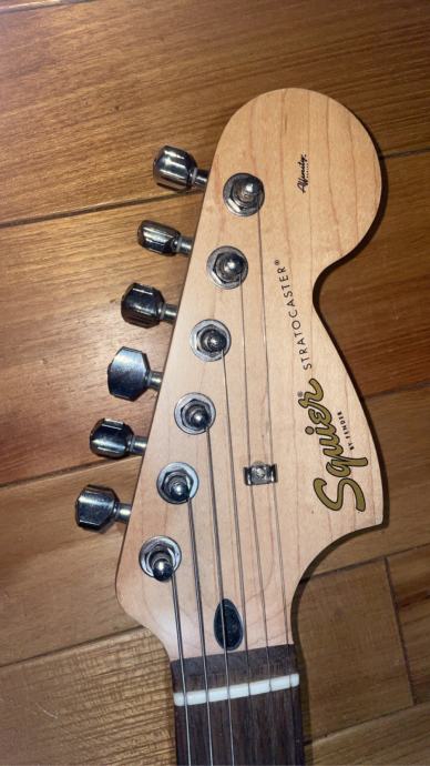 Električna kitara Squier Fender v beli barvi