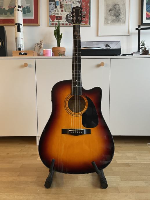 Elektro-akustična kitara Fender, z vso dodatno opremo