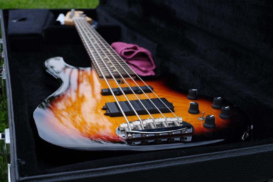 Lakland bas kitara