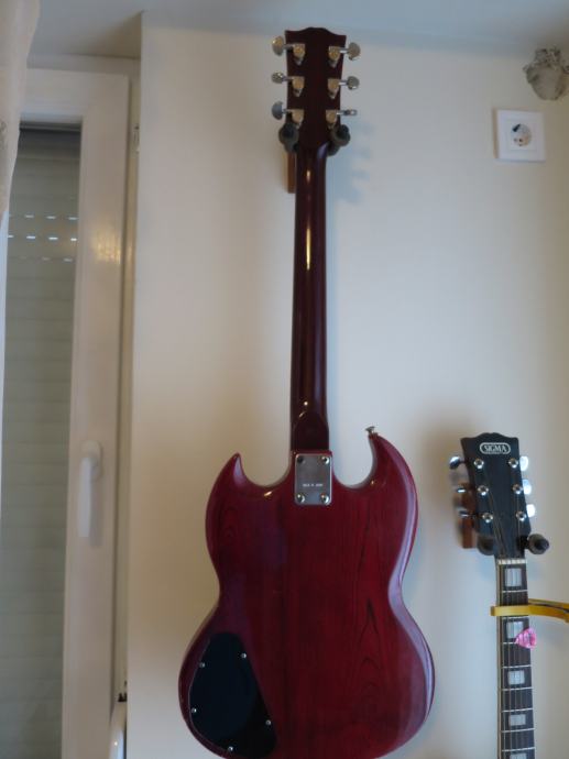 Japan: 3 Sigma Martin, Ibanez V280, PF150, Yamaha FG180, Morris B704,