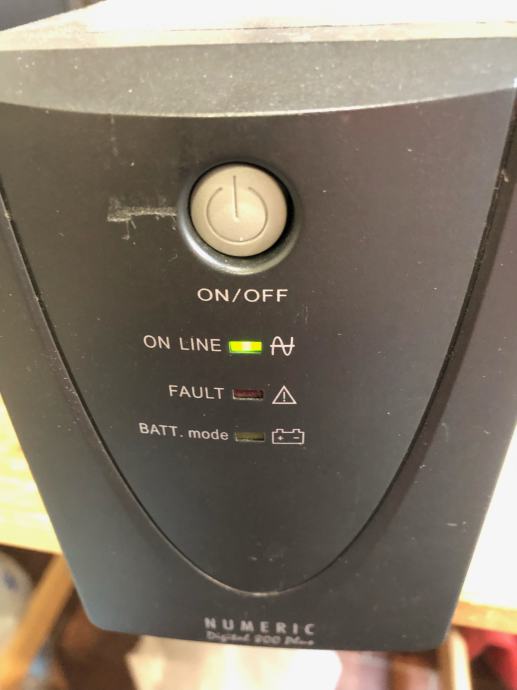 UPS - 800 VA - z odlično baterijo , občasno uporabljan.