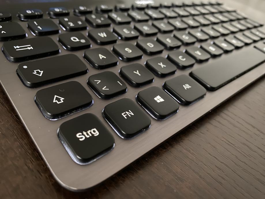 Tipkovnica Logitech K810 Illuminated Bluetooth + torbica