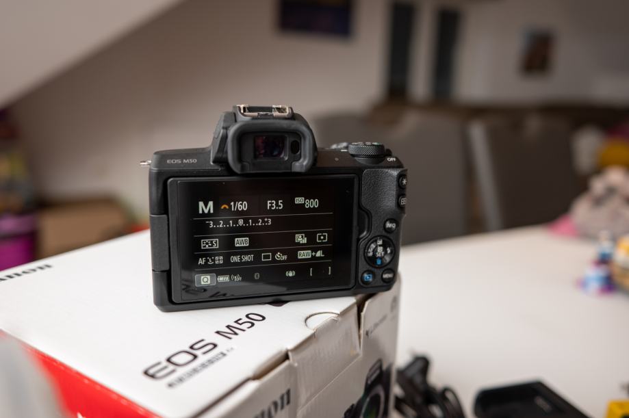 Canon EOS M50+OBJEKTIV 15-45mm+8 BATERIJ+BLISKAVICA+POL.FILTER