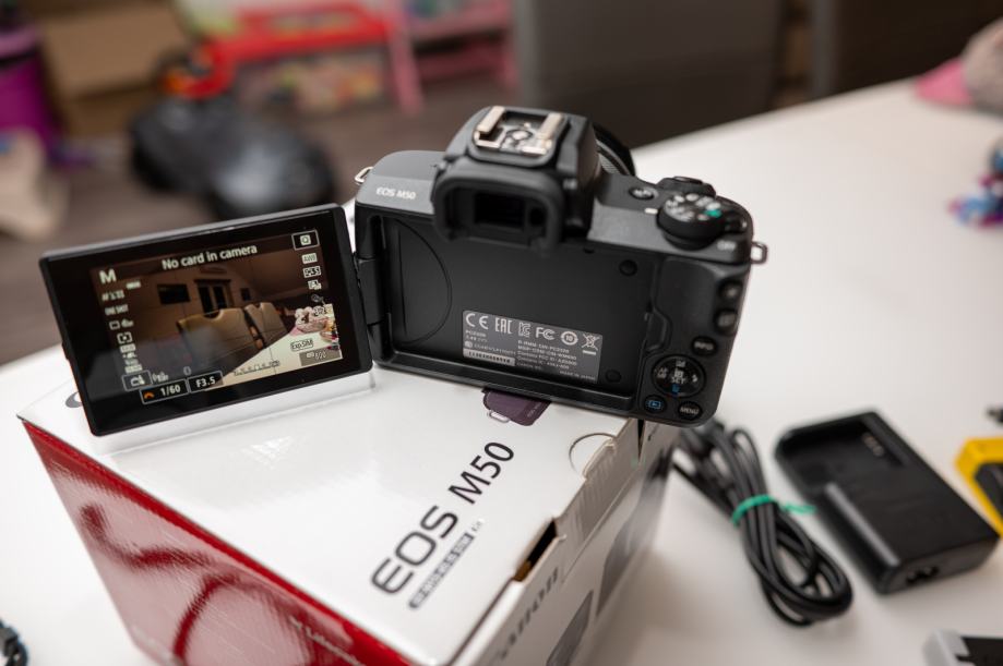Canon EOS M50+OBJEKTIV 15-45mm+8 BATERIJ+BLISKAVICA+POL.FILTER