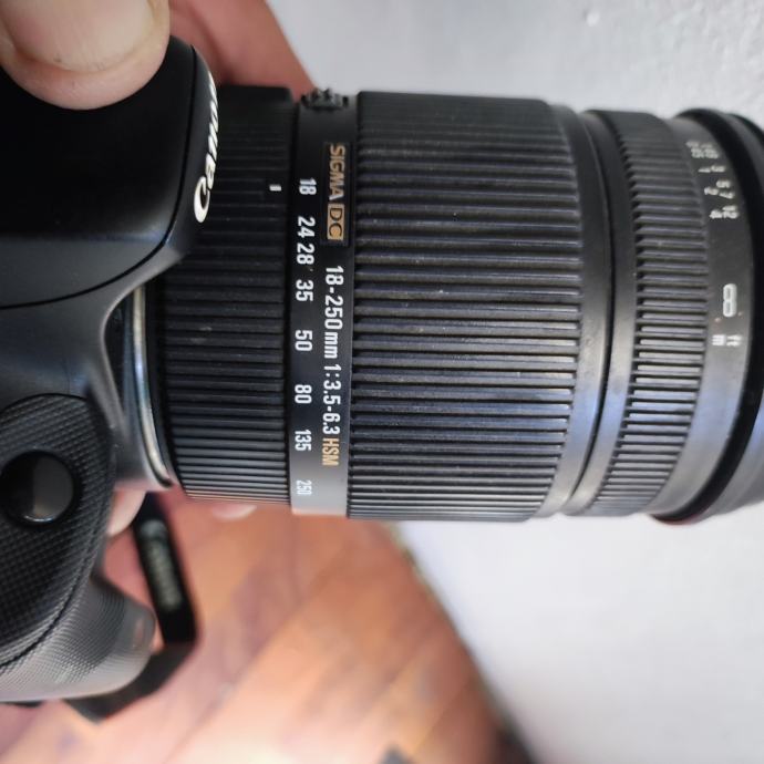 Canon EOS 100 D