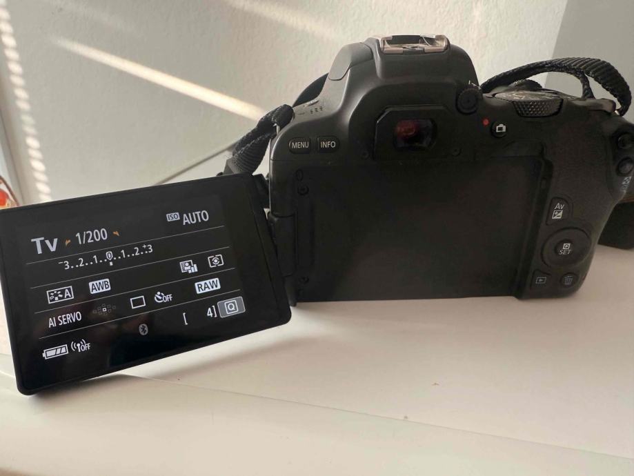 Canon EOS 200D