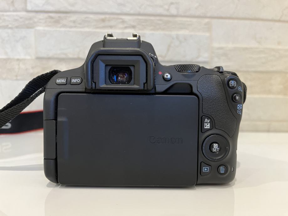Canon EOS 200D