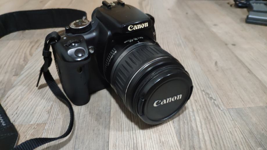 Canon EOS 400D z objektivom EF-S 18-55 mm, bliskavica, dodatki