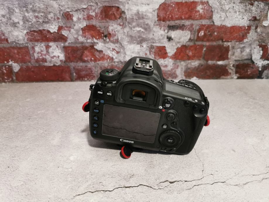 Nujno: Canon EOS 5D mk4