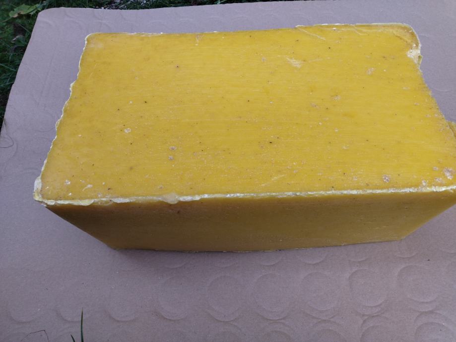 DEVIŠKI ČEBELJI VOSEK