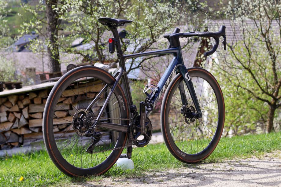 Cestno kolo / specialka - Scott Addict RC Pro (M)