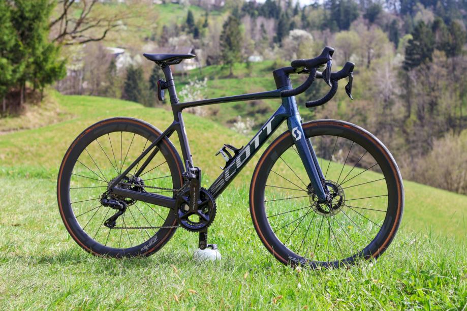 Cestno kolo / specialka - Scott Addict RC Pro (M)