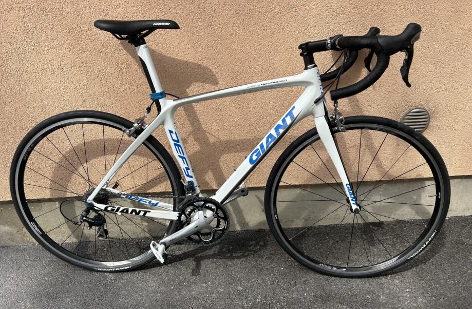 GIANT DEFY ADVANCED KARBON_M_SHIMANO 105 OPREMA_NOVE GUME_KOT NOVO