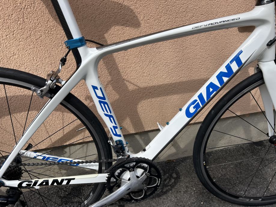 GIANT DEFY ADVANCED KARBON_M_SHIMANO 105 OPREMA_NOVE GUME_KOT NOVO