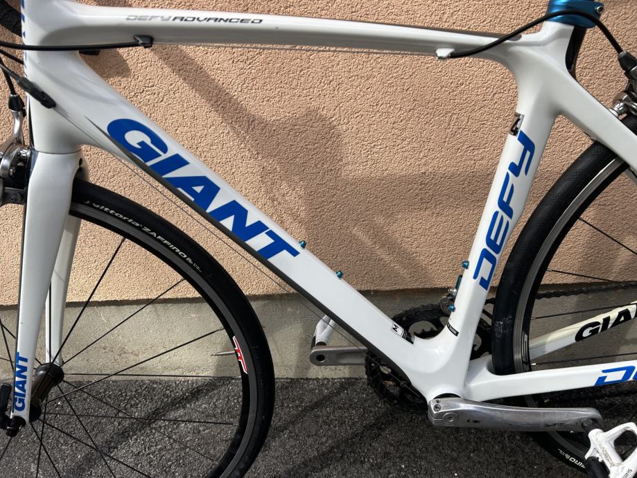GIANT DEFY ADVANCED KARBON_M_SHIMANO 105 OPREMA_NOVE GUME_KOT NOVO