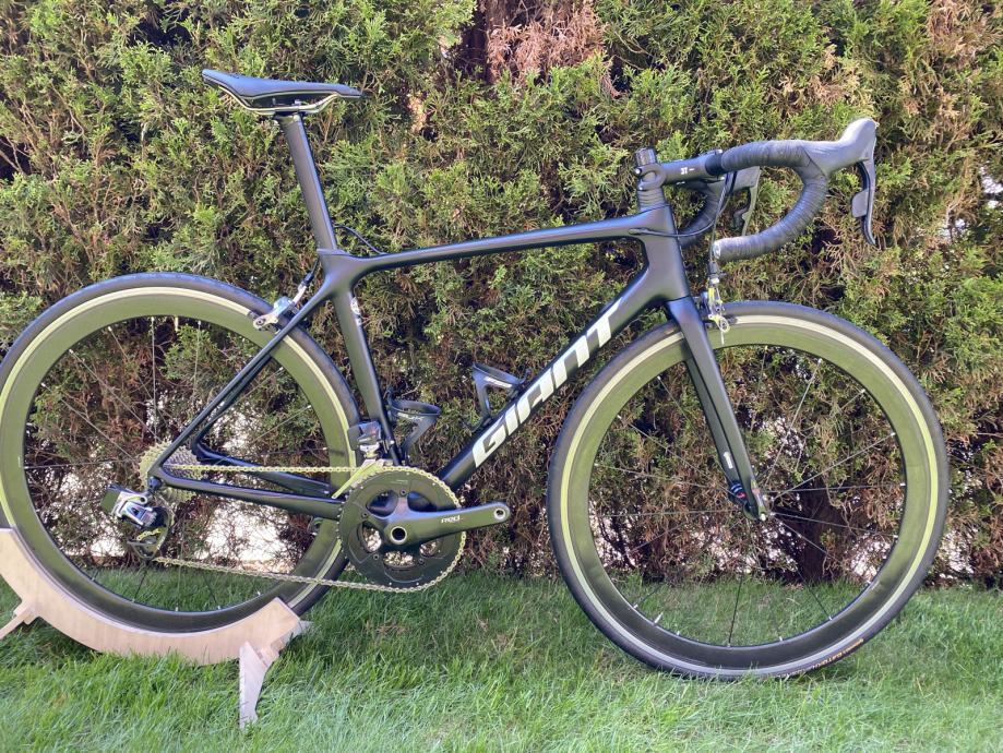 GIANT TCR Adv 1, Sram RED Etap elektronska grupa, karbonski obroči