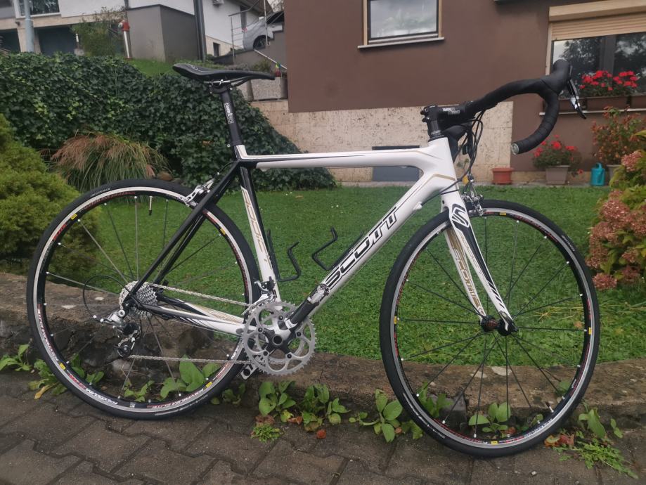 Odlično ohranjeno karbonsko cestno kolo Scott Addict R3