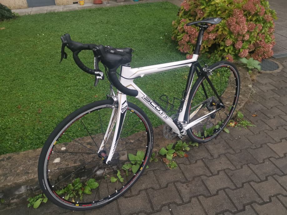 Odlično ohranjeno karbonsko cestno kolo Scott Addict R3