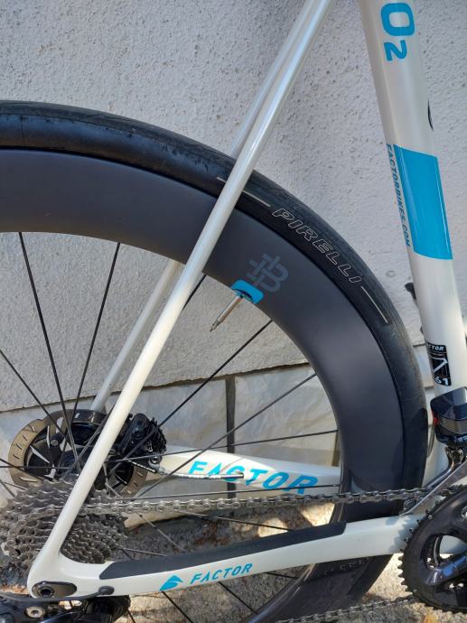 VRHUNSKO CESTNO KOLO FACTOR O2