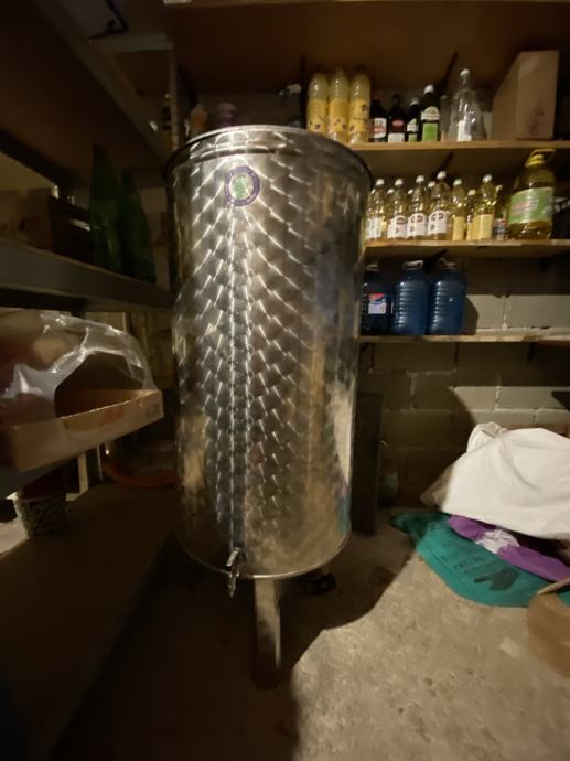 Dva soda za shranjevanje vina