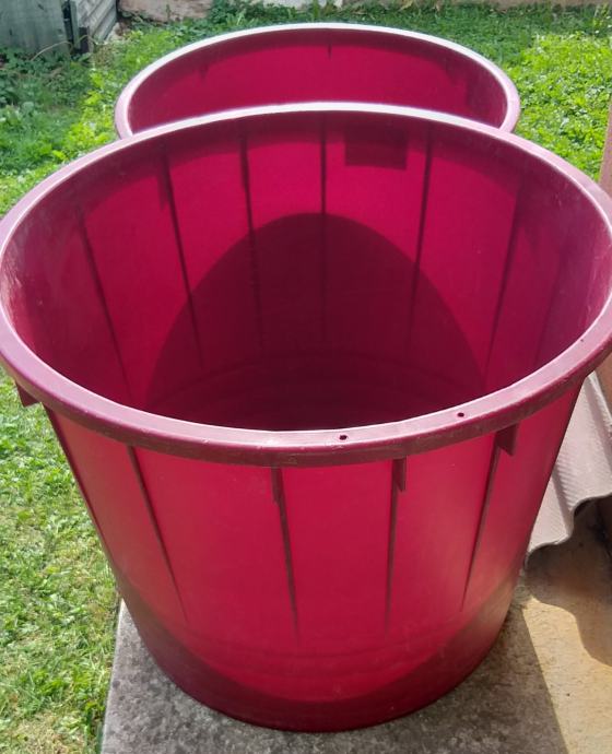 PLASTIČNA KAD 350 LITROV IN 300 LITROV (2 kom)