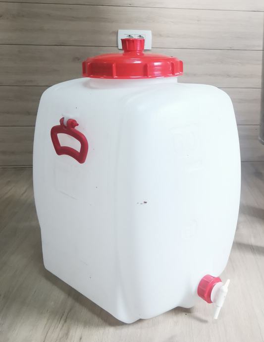 PLASTIČNI SOD 60 L, s pipo in veho