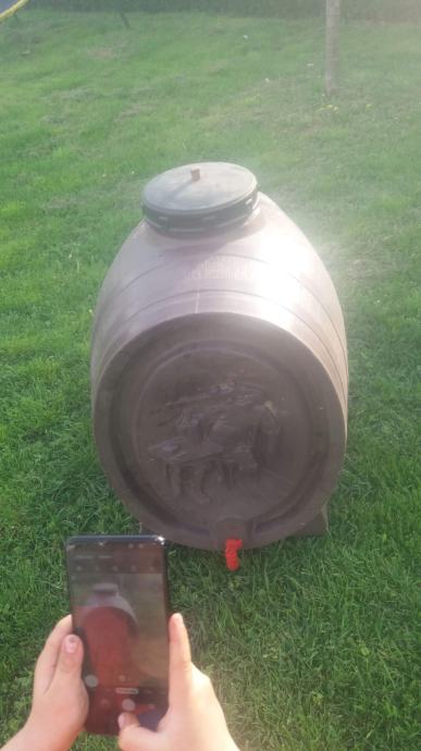 Ročna preša za grozdje in plastičen sod