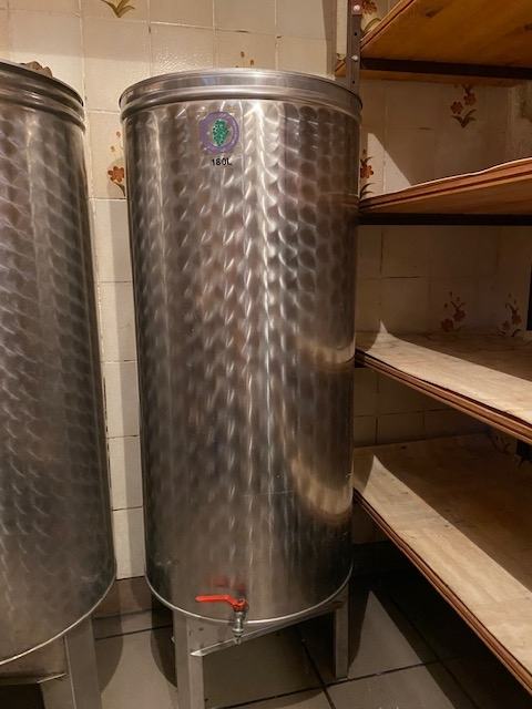 Sod vino inoks 180l in plastični sodi in kadi