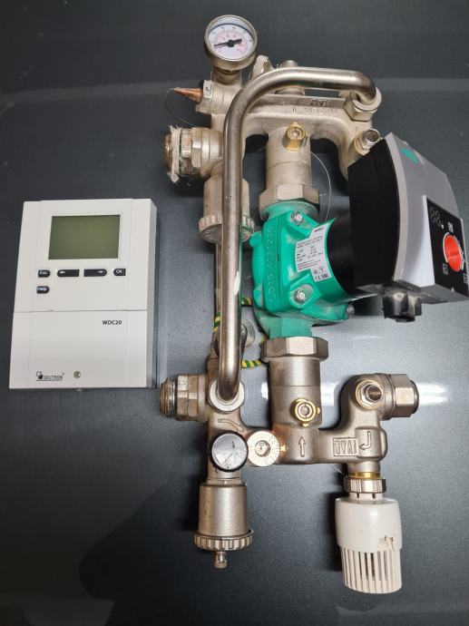 termostatiski regulator in razdelilec za talno gretje s črpalki Wilo