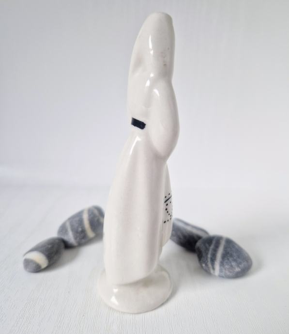 Figura iz porcelana - ženska v tradicionalnem oblačilu