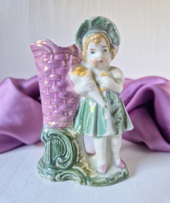 Modrooka deklica iz porcelana