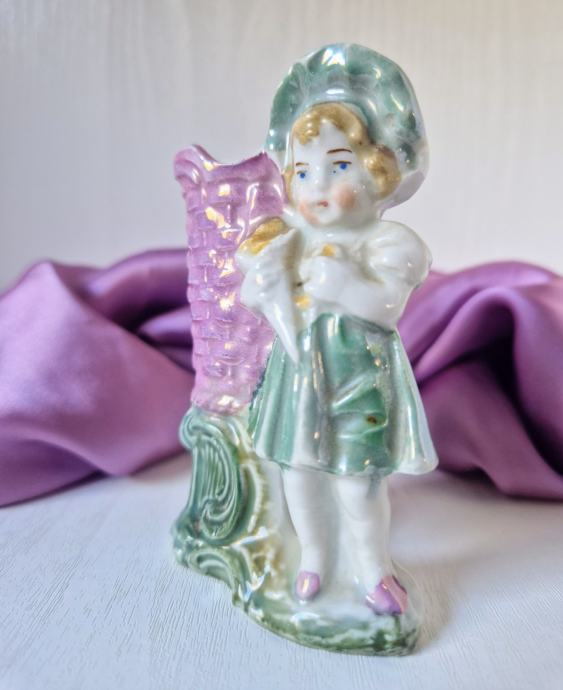 Modrooka deklica iz porcelana