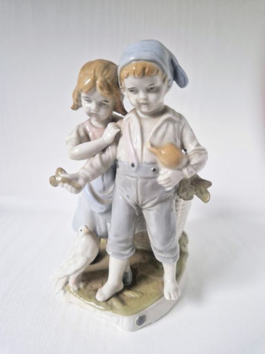 Večja figura deklice in dečka iz nemškega porcelana