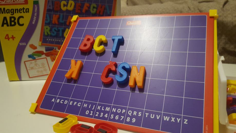 Abeceda magnetne črke